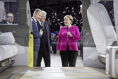 IAA, Buzz und Merkel - omnibus.news